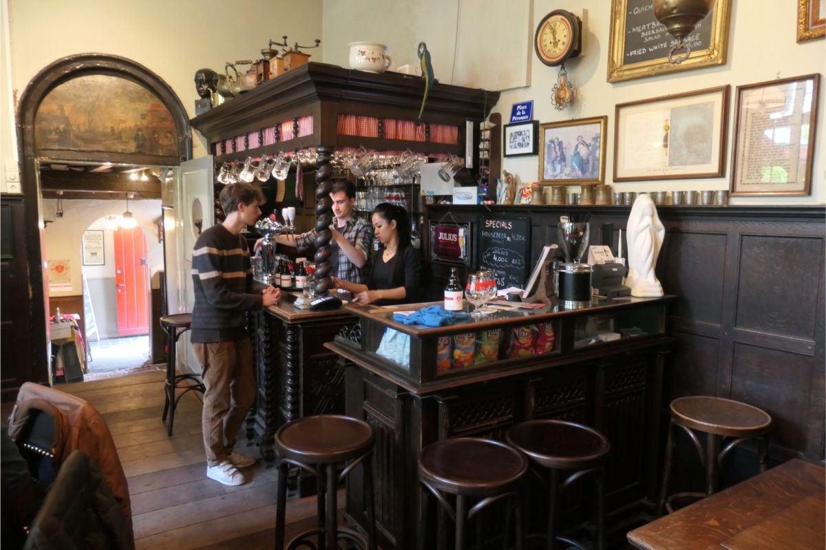 Probably the World’s Oldest Pub – On The Road With Garry